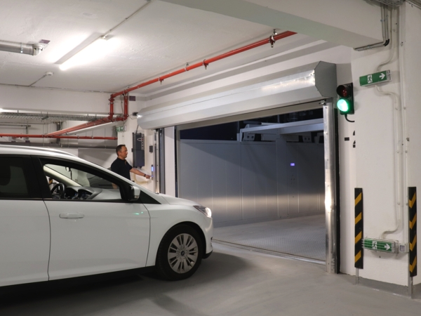 ELMAS | Platform car lift with driver on board